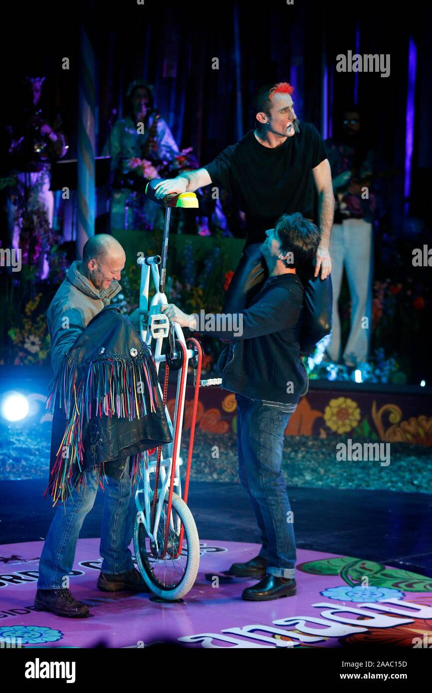 Tweedy the clown gets some audience help during the show Stock Photo ...