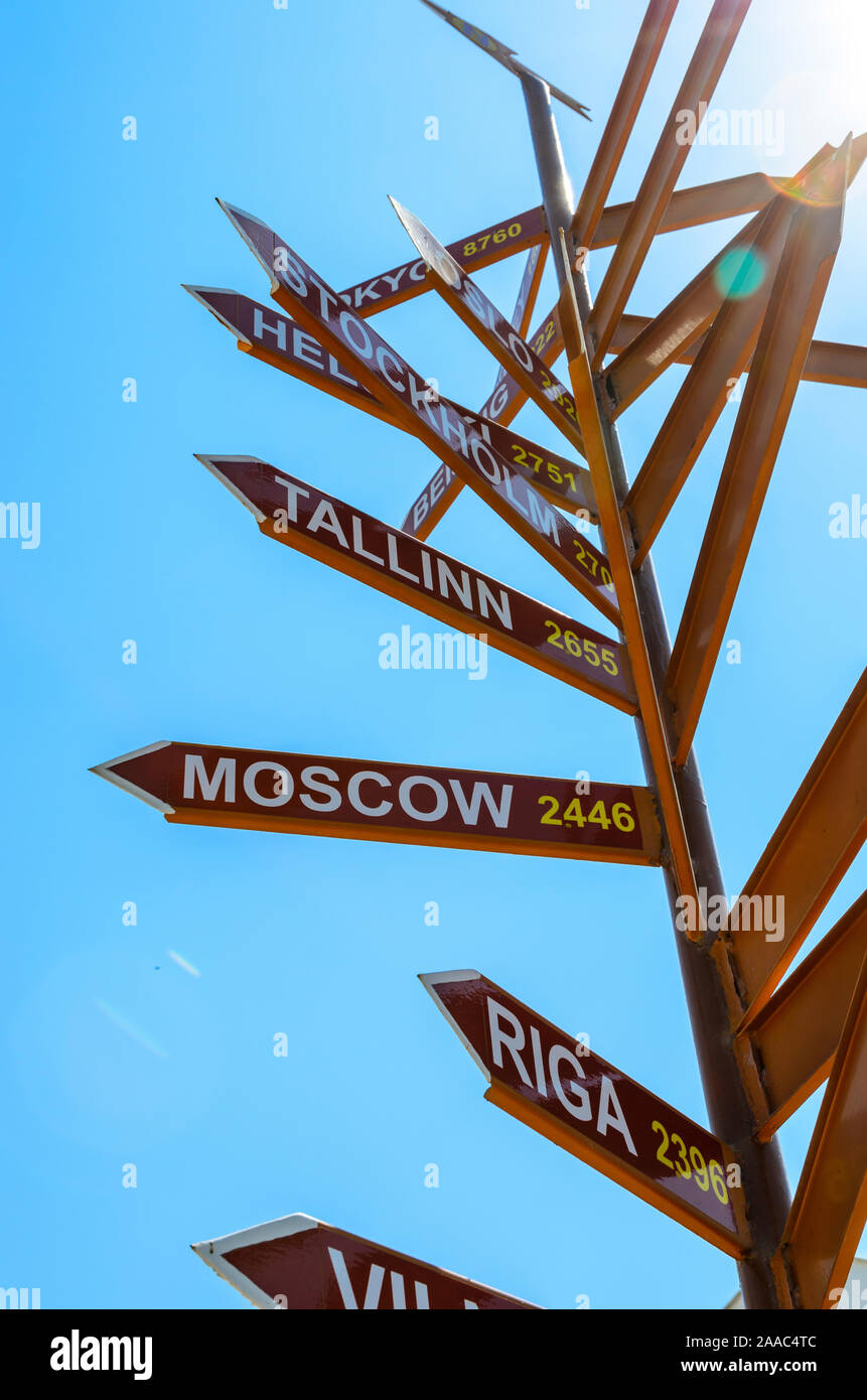 Signpost with major cities of the world hi-res stock photography and ...