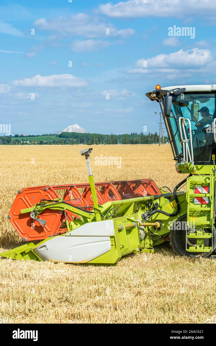 Modern harvesting machine wheat hi-res stock photography and images - Alamy