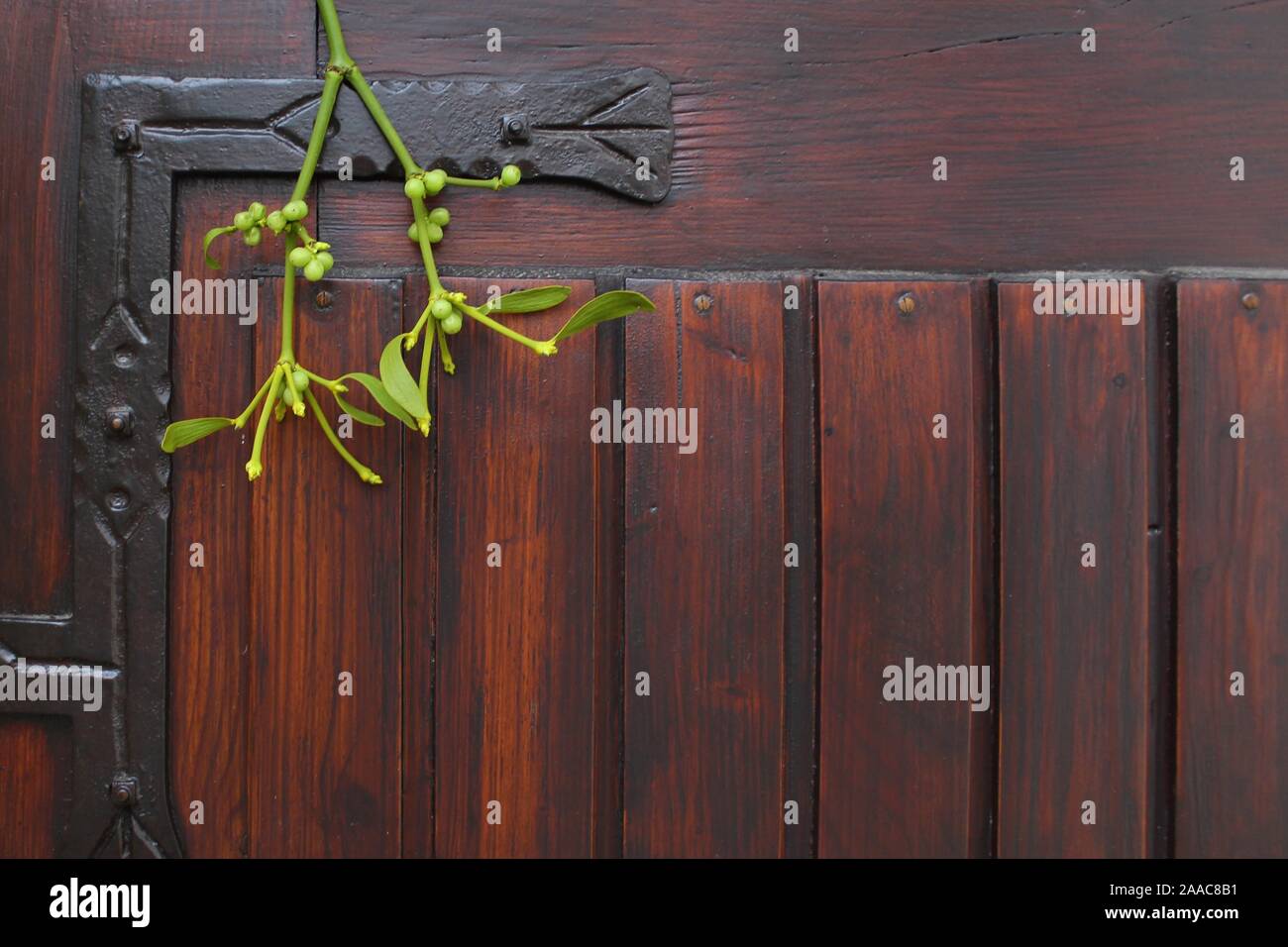 The picture shows a mistletoe on a door Stock Photo - Alamy