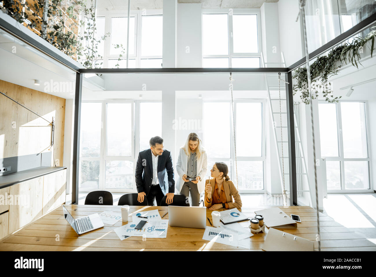 Office staff large group hi-res stock photography and images - Alamy
