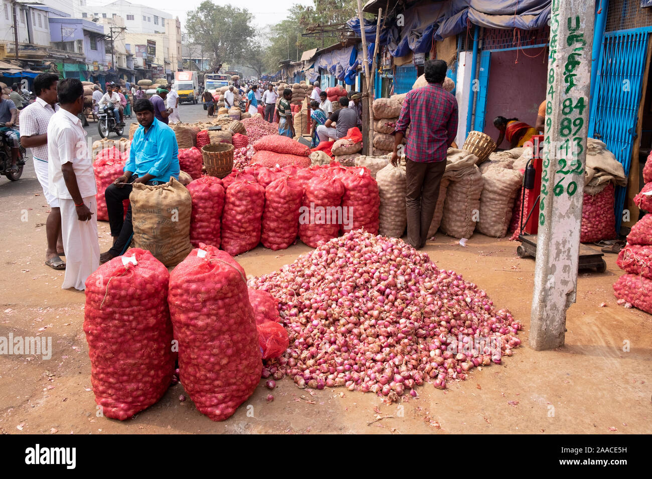Row of market stalls hi-res stock photography and images - Alamy