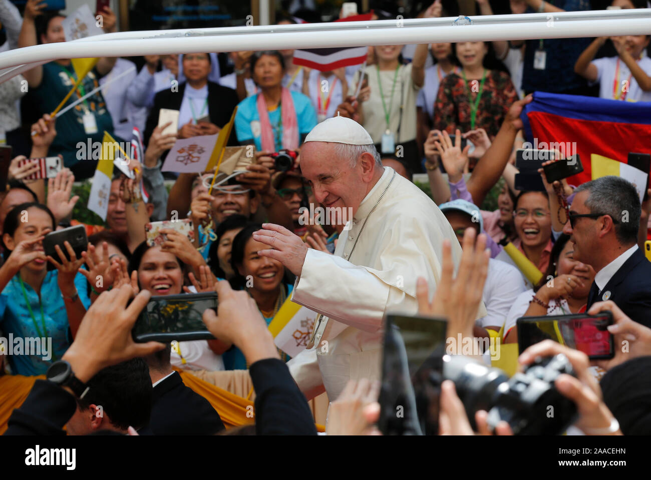 Pope Francis wave to crowd during his visit to meet patients of Saint ...