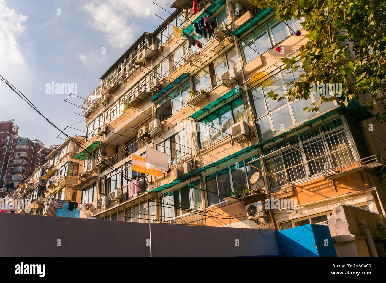 Poor buildings front modern shanghai hi-res stock photography and ...