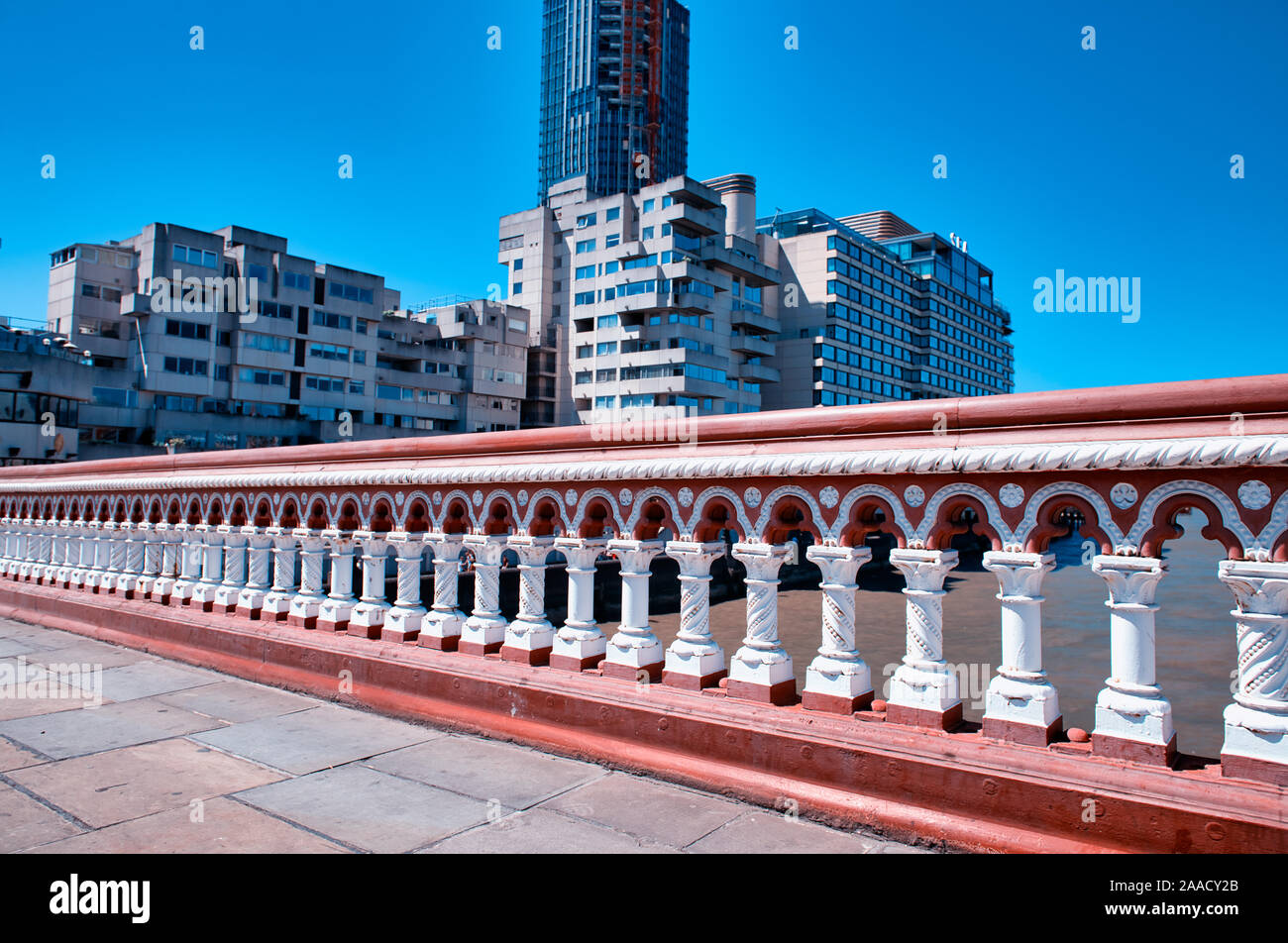 People bridge parapet hi-res stock photography and images - Alamy