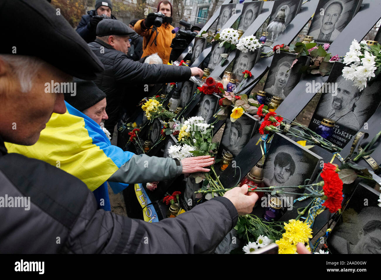 Dead memorial flowers hi-res stock photography and images - Alamy