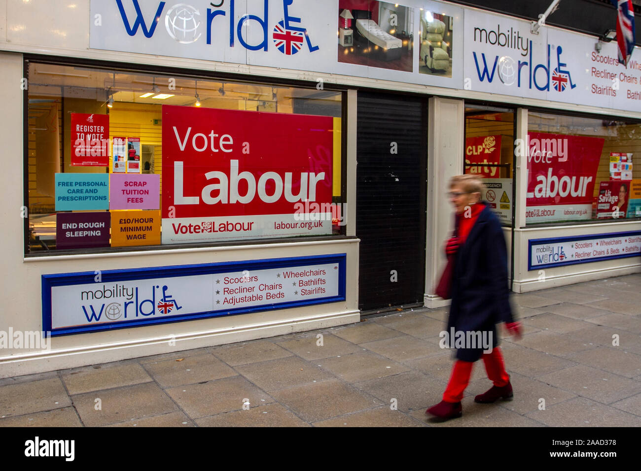 Vote labour poster hi-res stock photography and images - Alamy