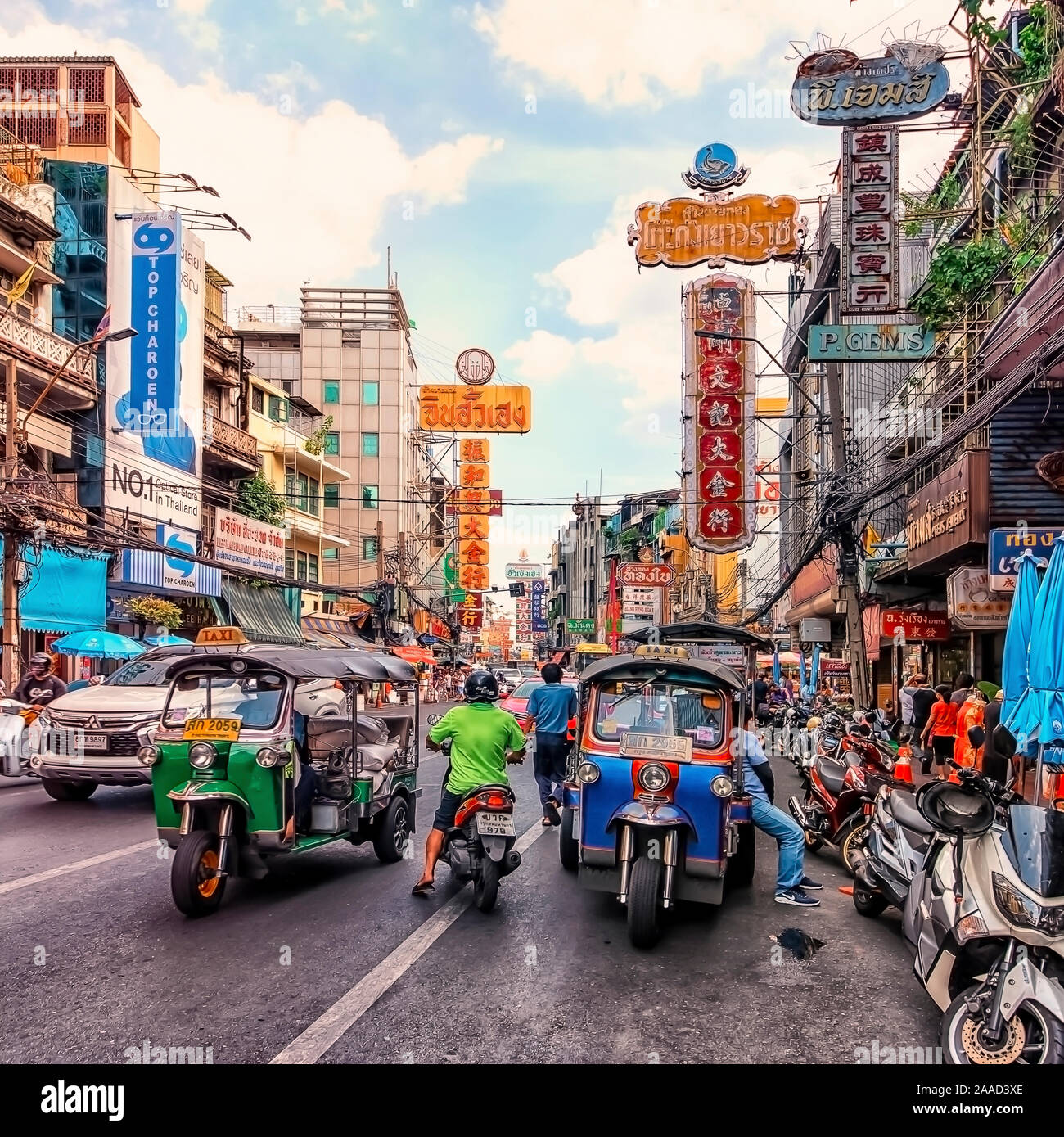 Busy Yaowarat Road in chinatown, Bangkok Stock Photo - Alamy