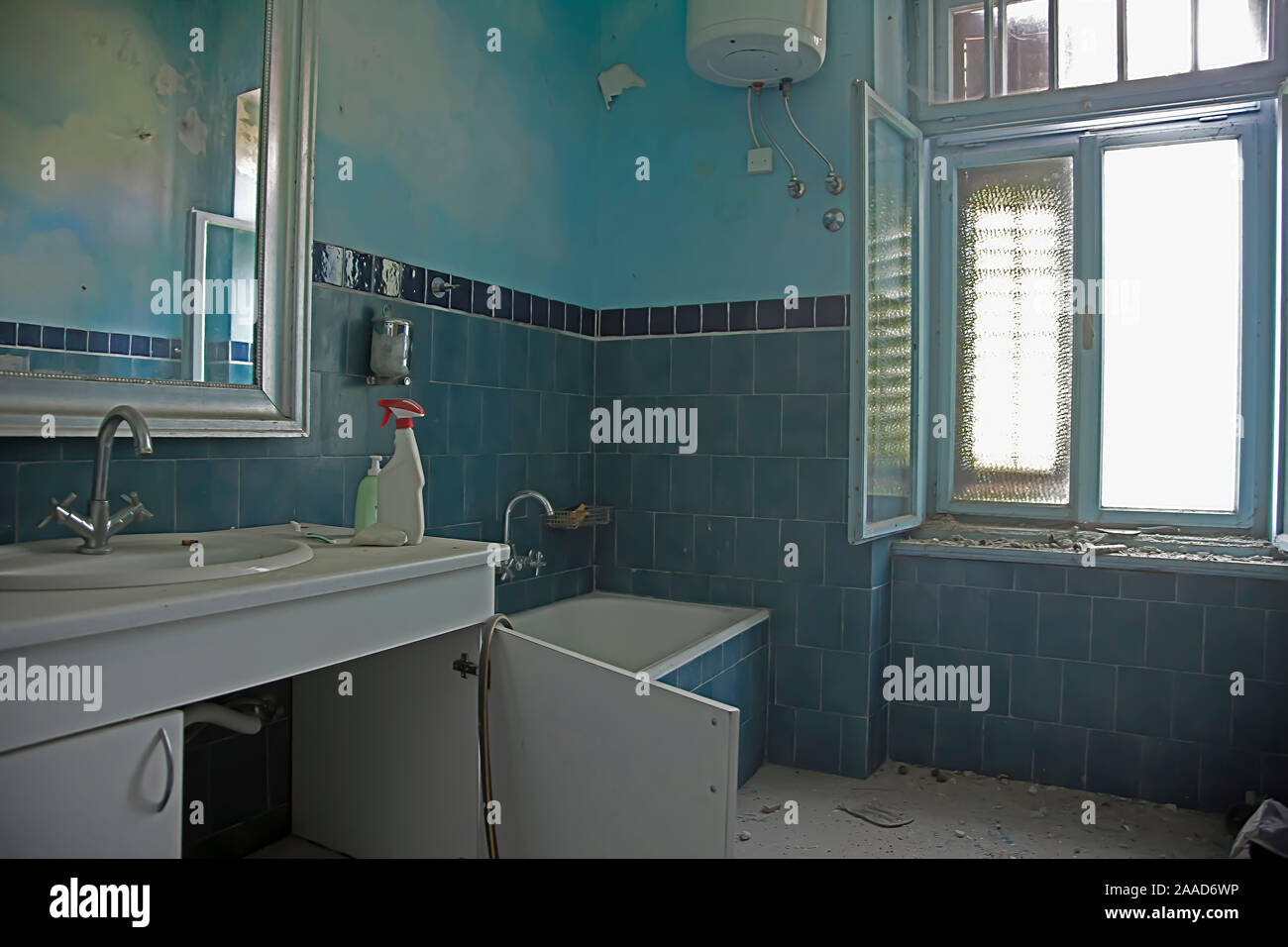 Old abandoned bathroom hi-res stock photography and images - Alamy