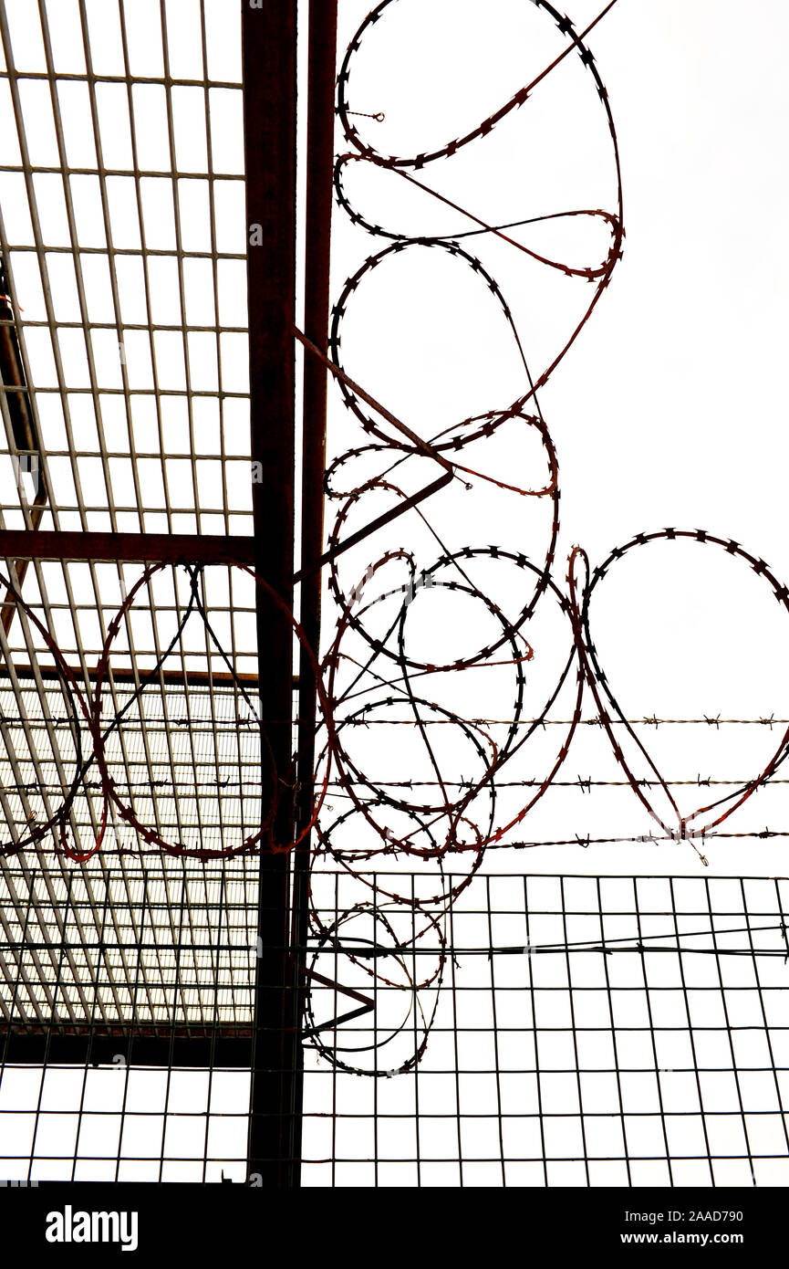 Overhead security wire protecting site Stock Photo - Alamy