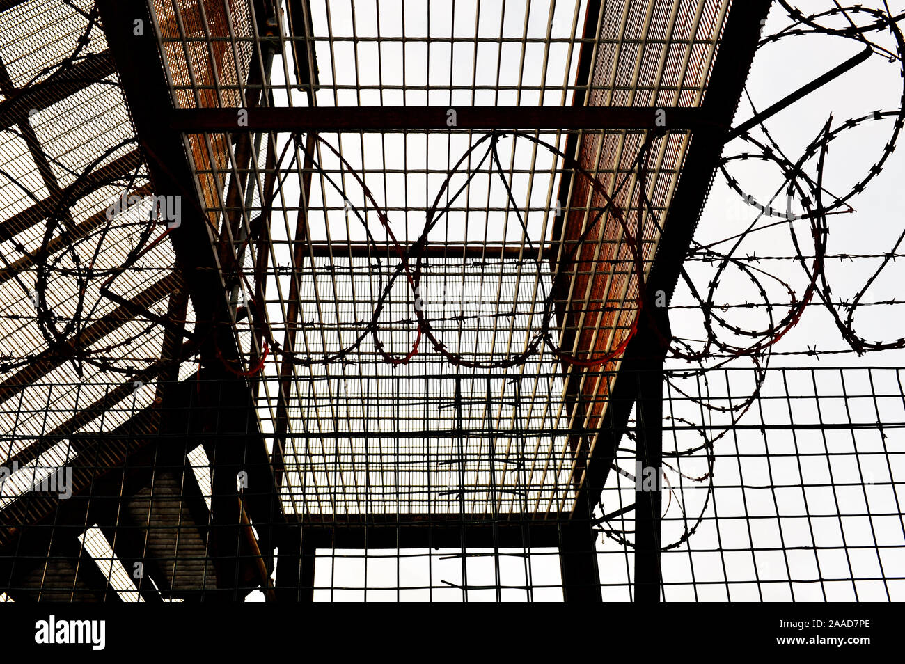 Overhead security wire protecting site Stock Photo - Alamy