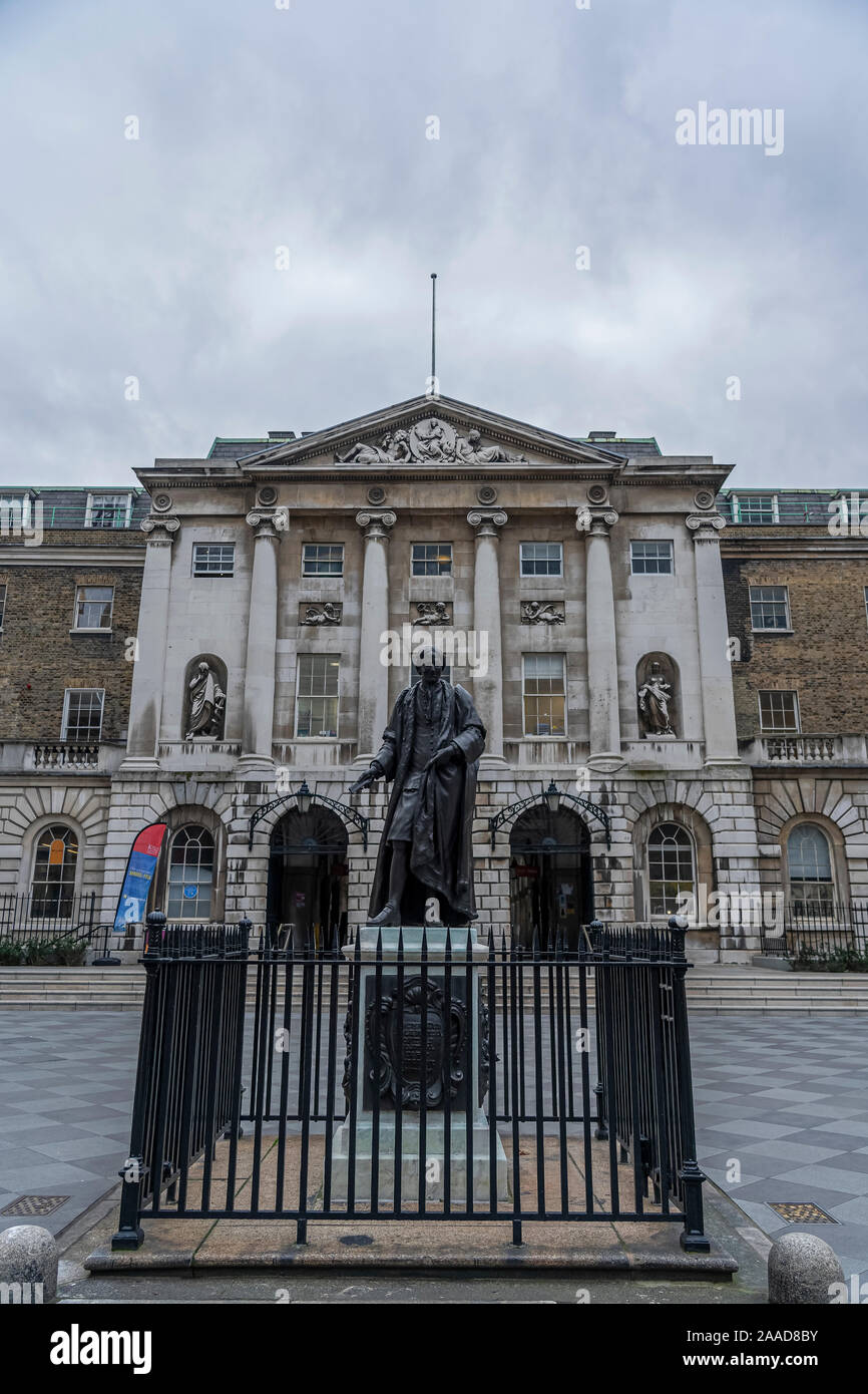 Thomas Guy Statue at Guy's Hospital in South London Stock Photo - Alamy