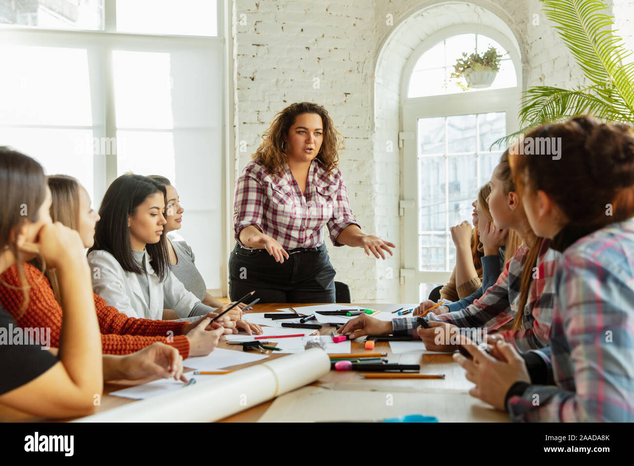 Embarrassed office workers hi-res stock photography and images - Alamy