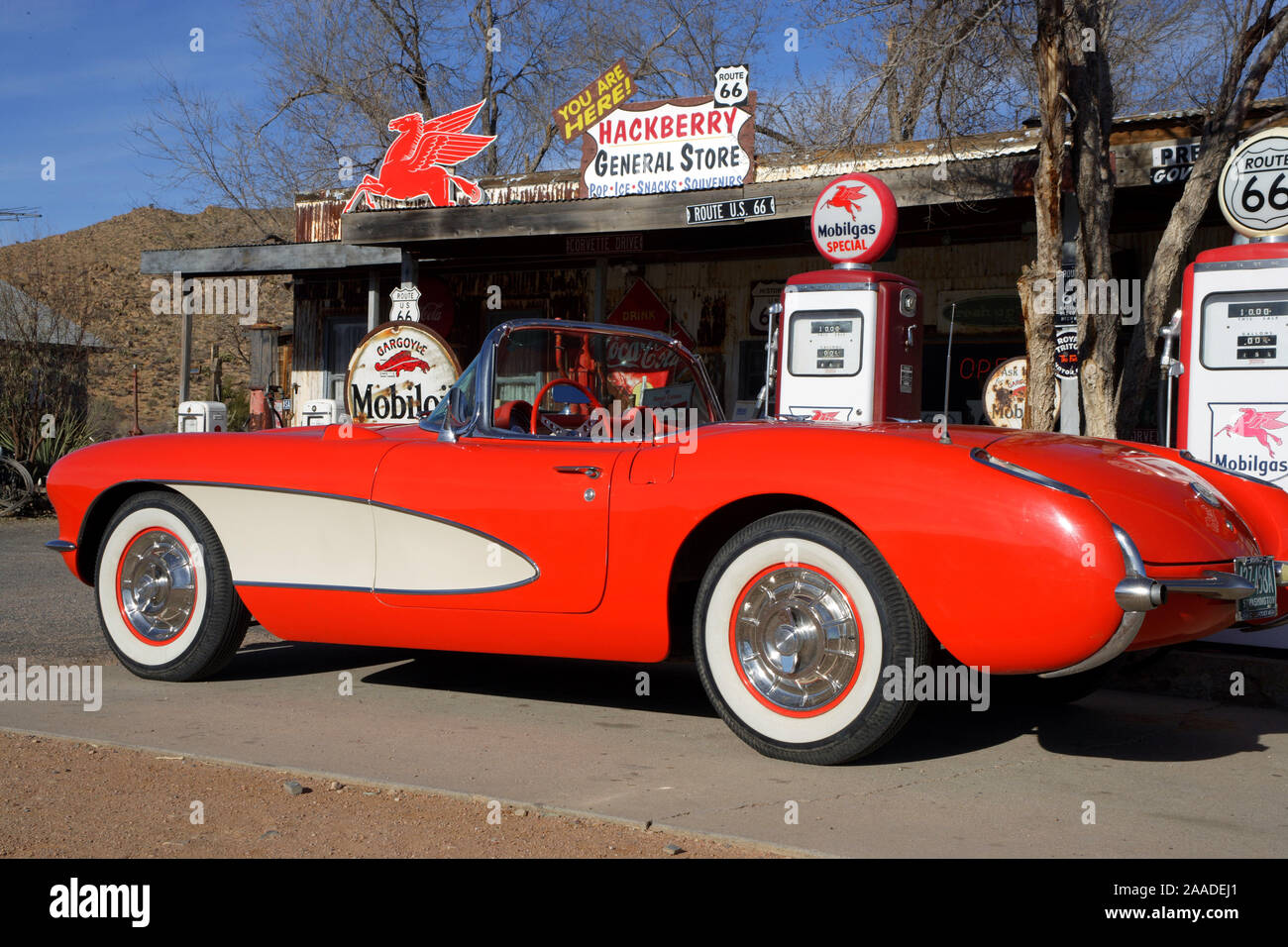 Route 66 - Alte Tankstelle mit Corvette C1 Baujahr 1958 Stock Photo - Alamy