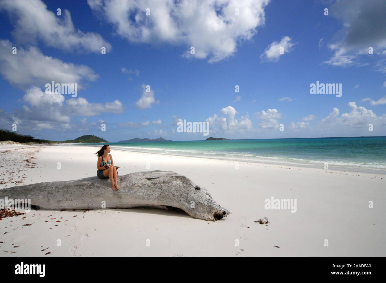 Frau sitzt am Meer und geniesst den Tag / Australien, Airlie Beach ...