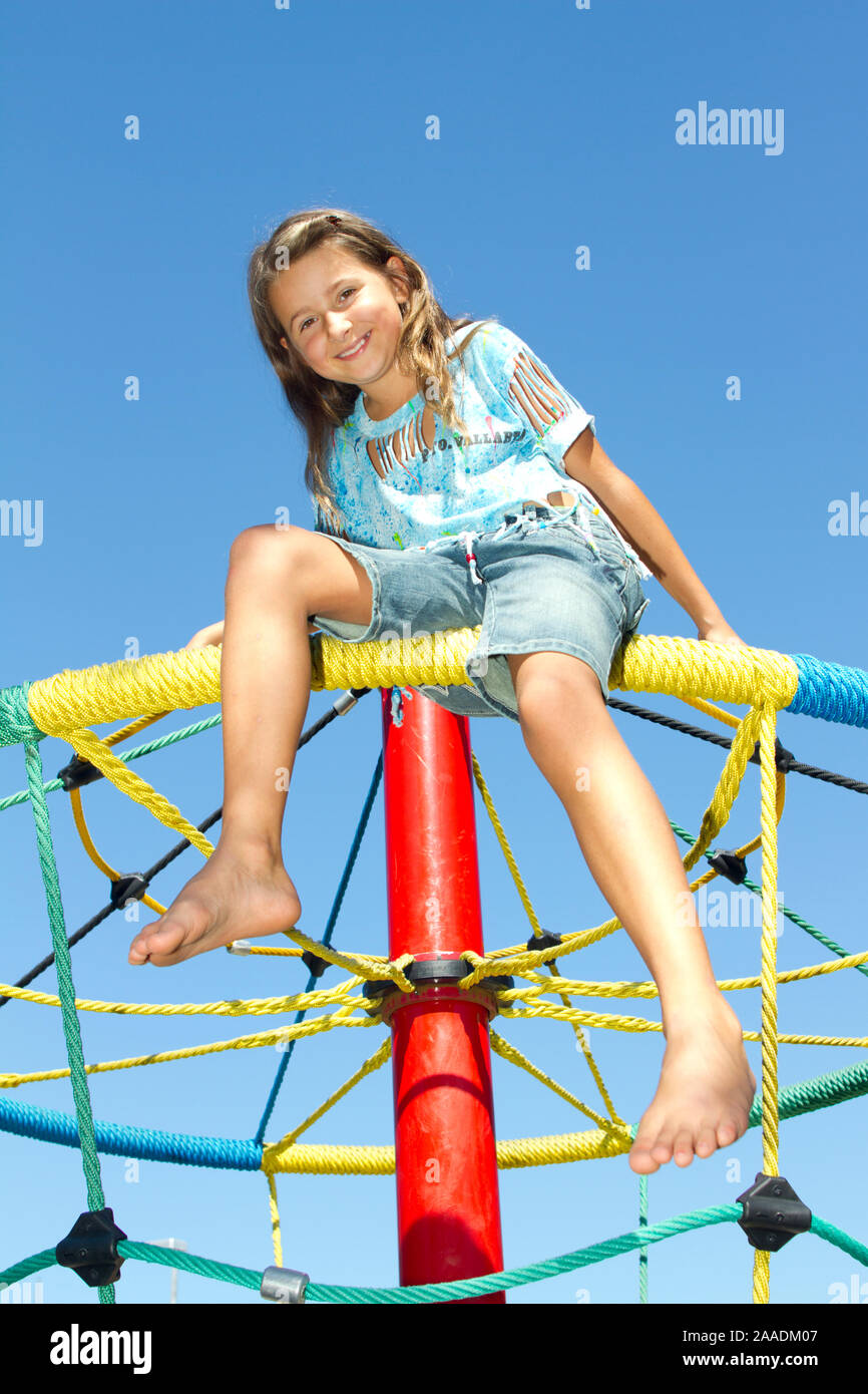 Mädchen auf Spielplatz Stock Photo - Alamy