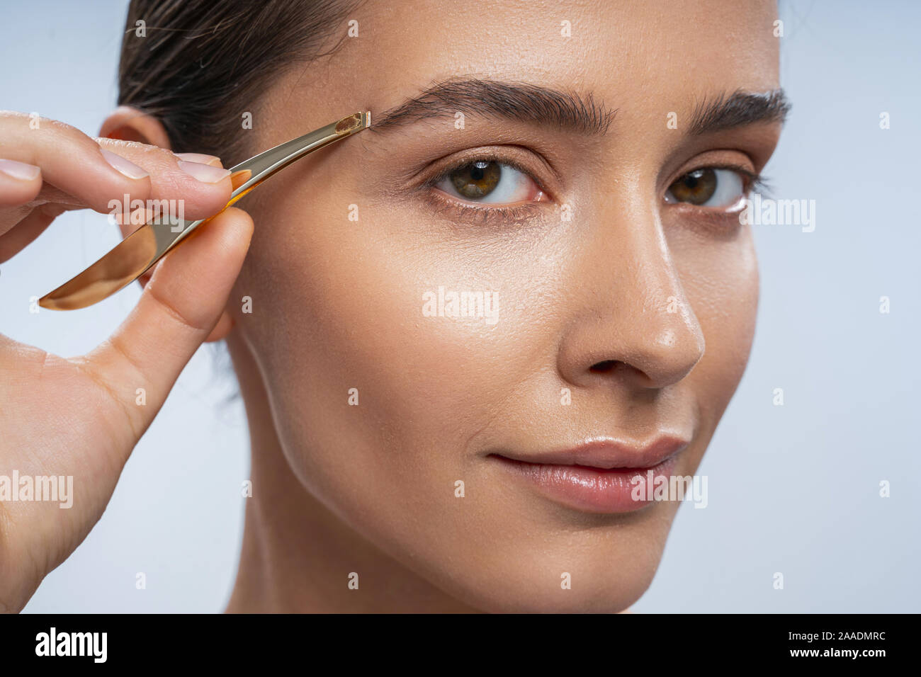 How to shape eyebrows hi-res stock photography and images - Alamy