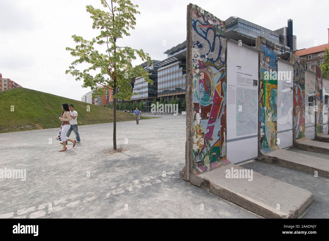 Reste der mauer am potsdamer platz hi-res stock photography and images ...