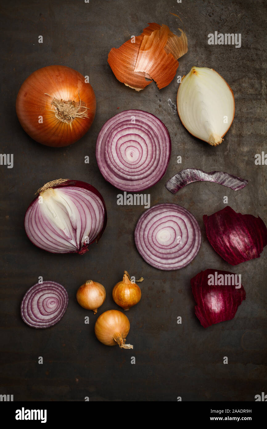 Purple and white onions on a rusty metal table Stock Photo - Alamy