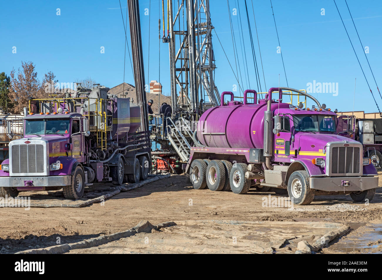 Drilling oil rig hi-res stock photography and images - Alamy