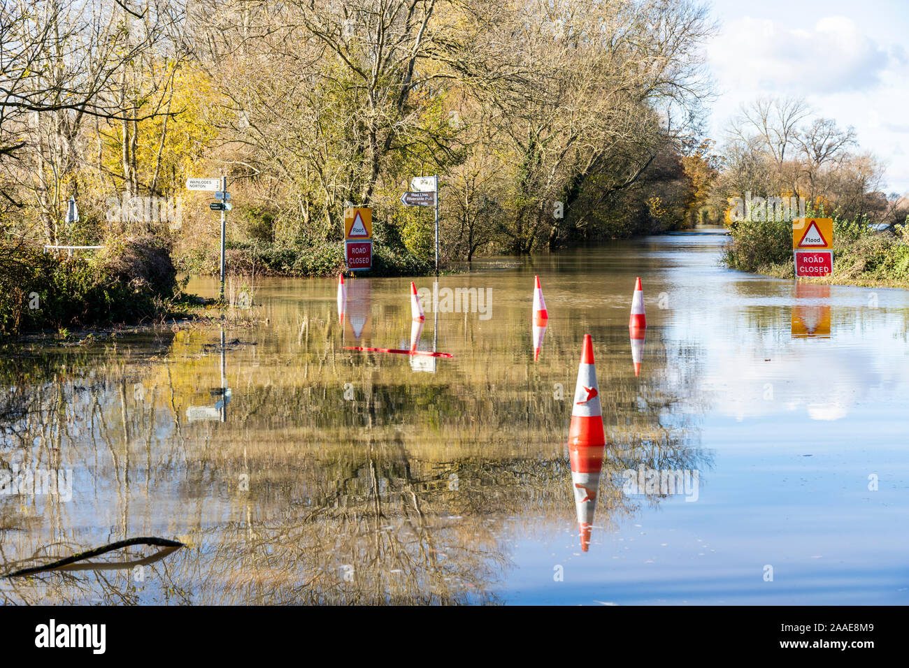 B4213 closed due to flooding by the River Severn on the approach to Haw ...