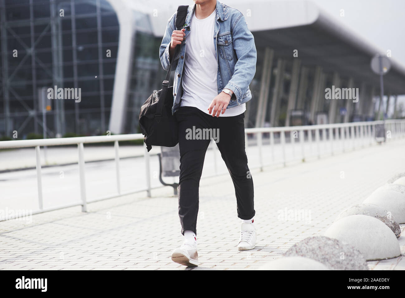 Reading waiting airport hi-res stock photography and images - Alamy