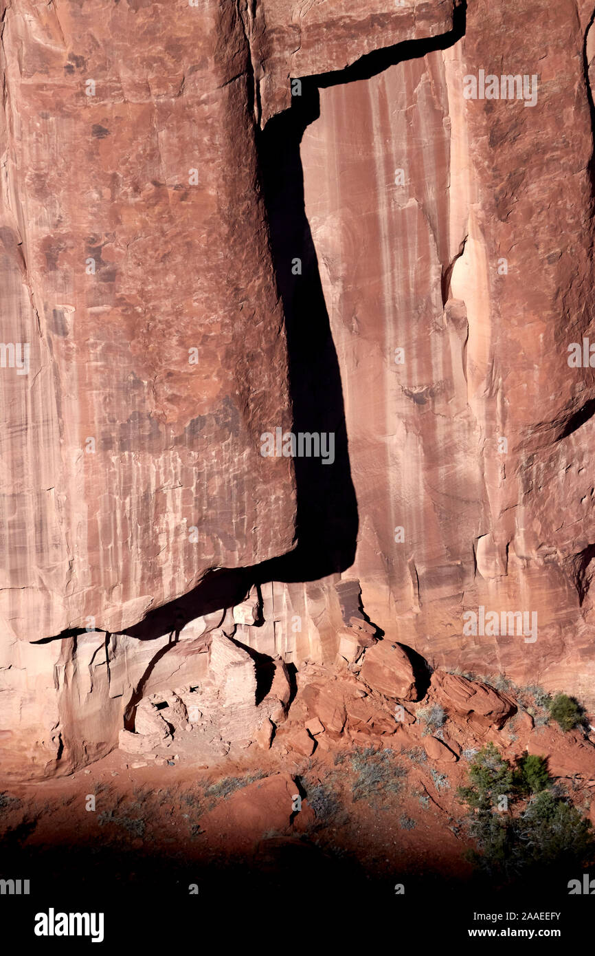 Native American cliff dwellings at Canyon de Chelly in Arizona, USA ...