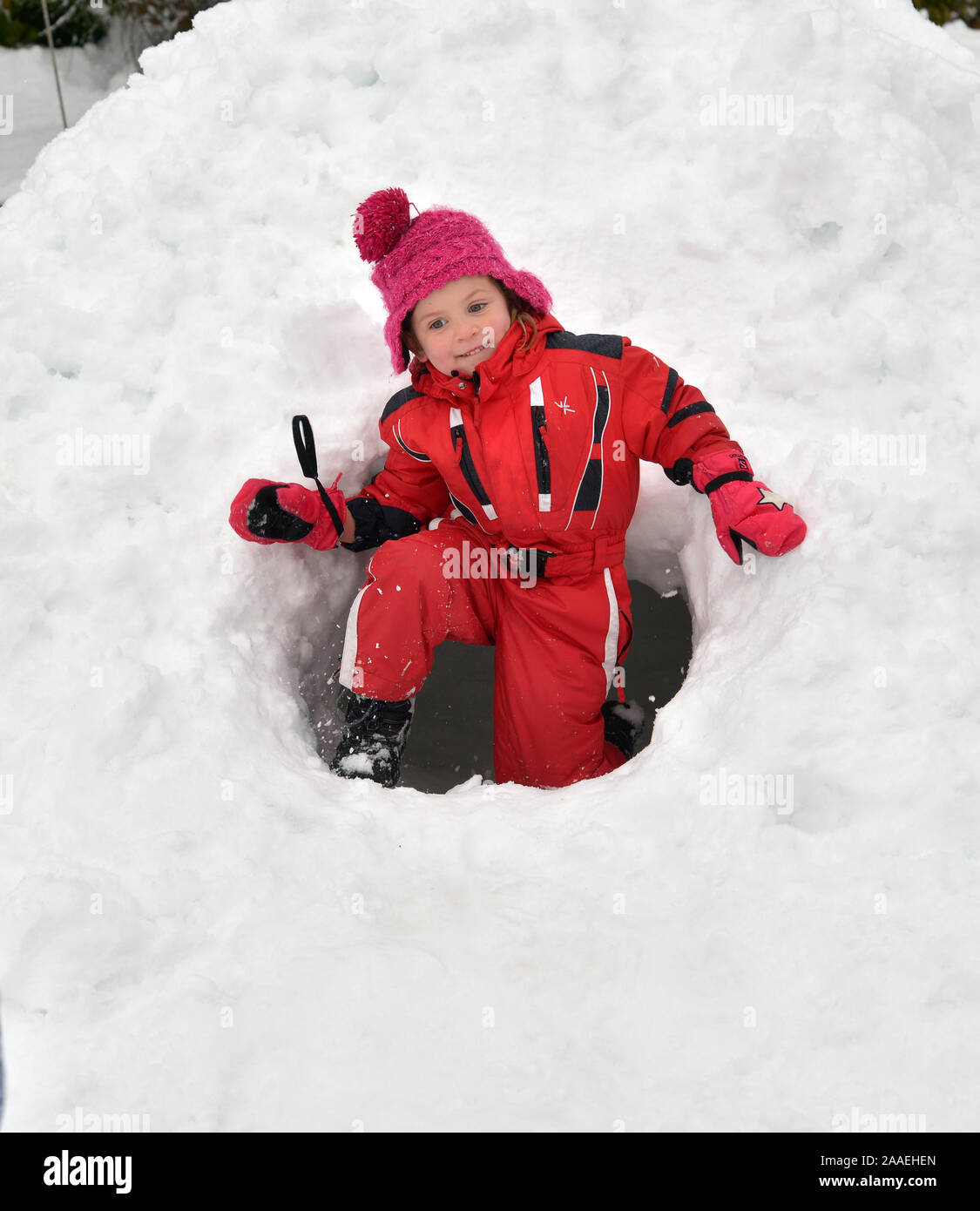 Girl igloo hi-res stock photography and images - Alamy