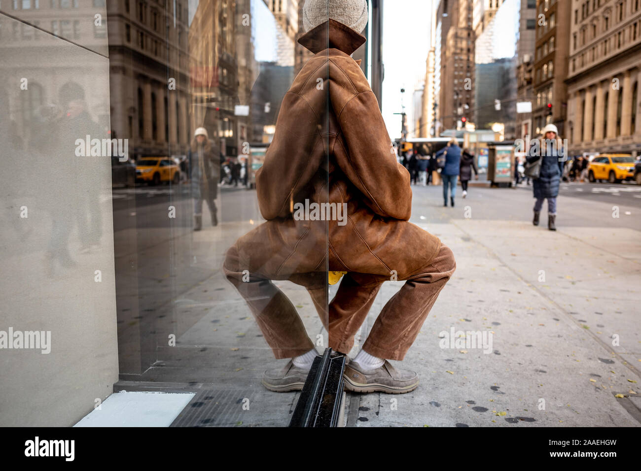 New york glass reflection hi-res stock photography and images - Alamy