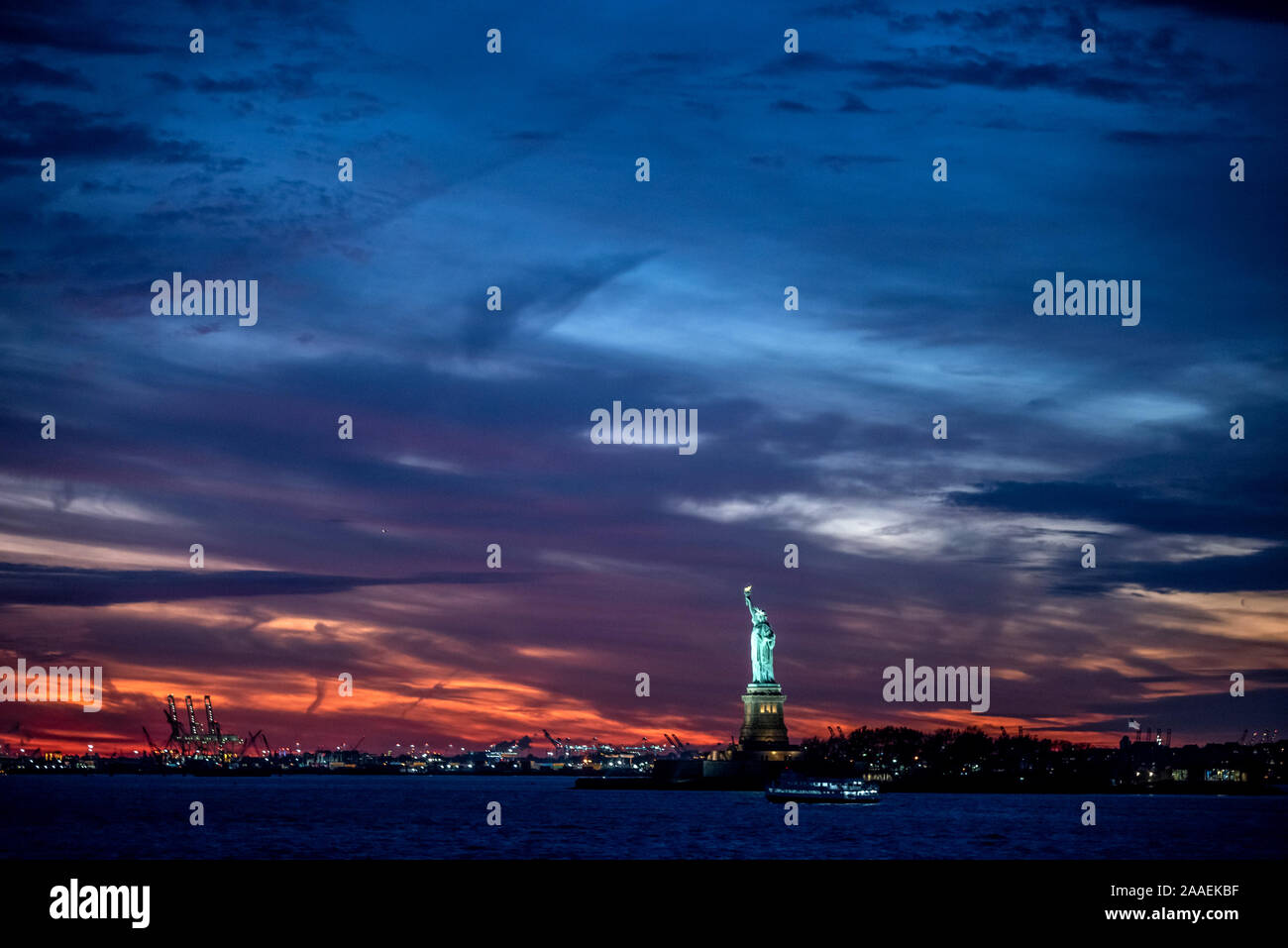 Statue of liberty at night hi-res stock photography and images - Alamy