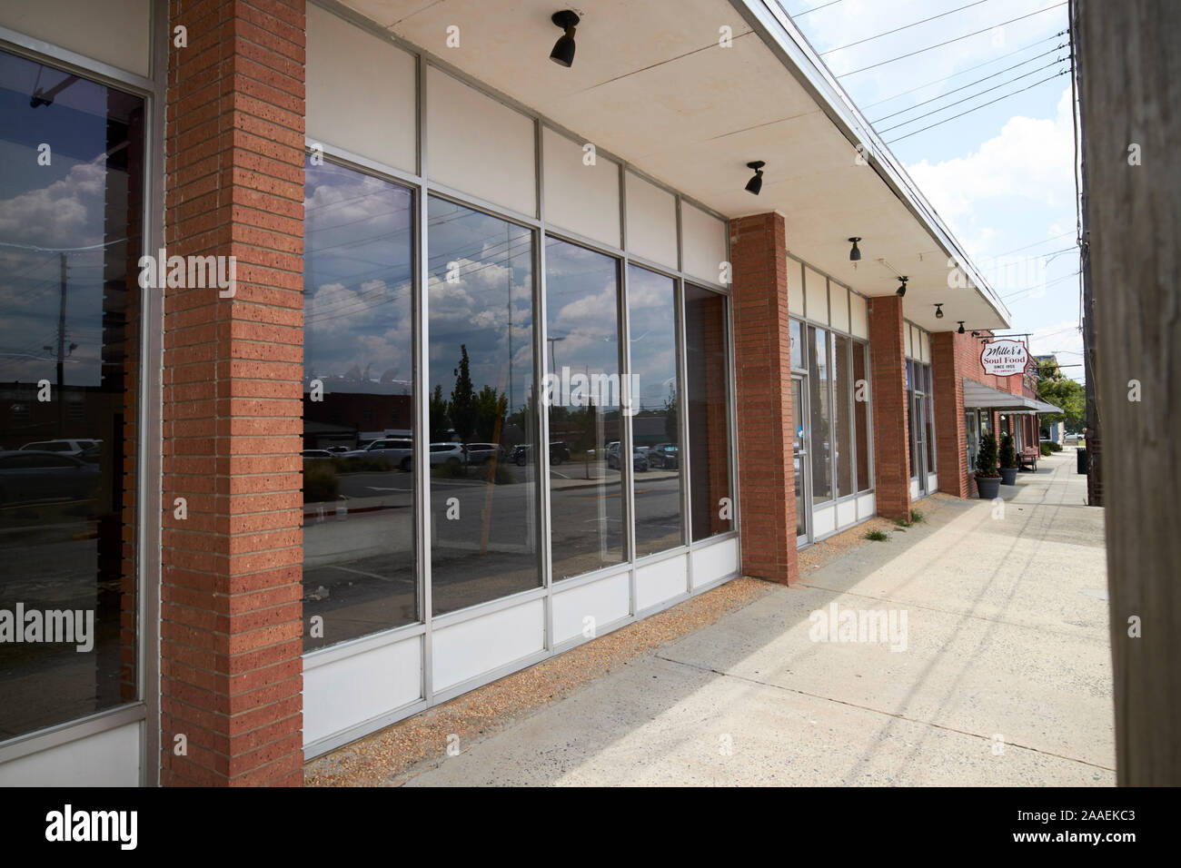 Empty stores hi-res stock photography and images - Alamy