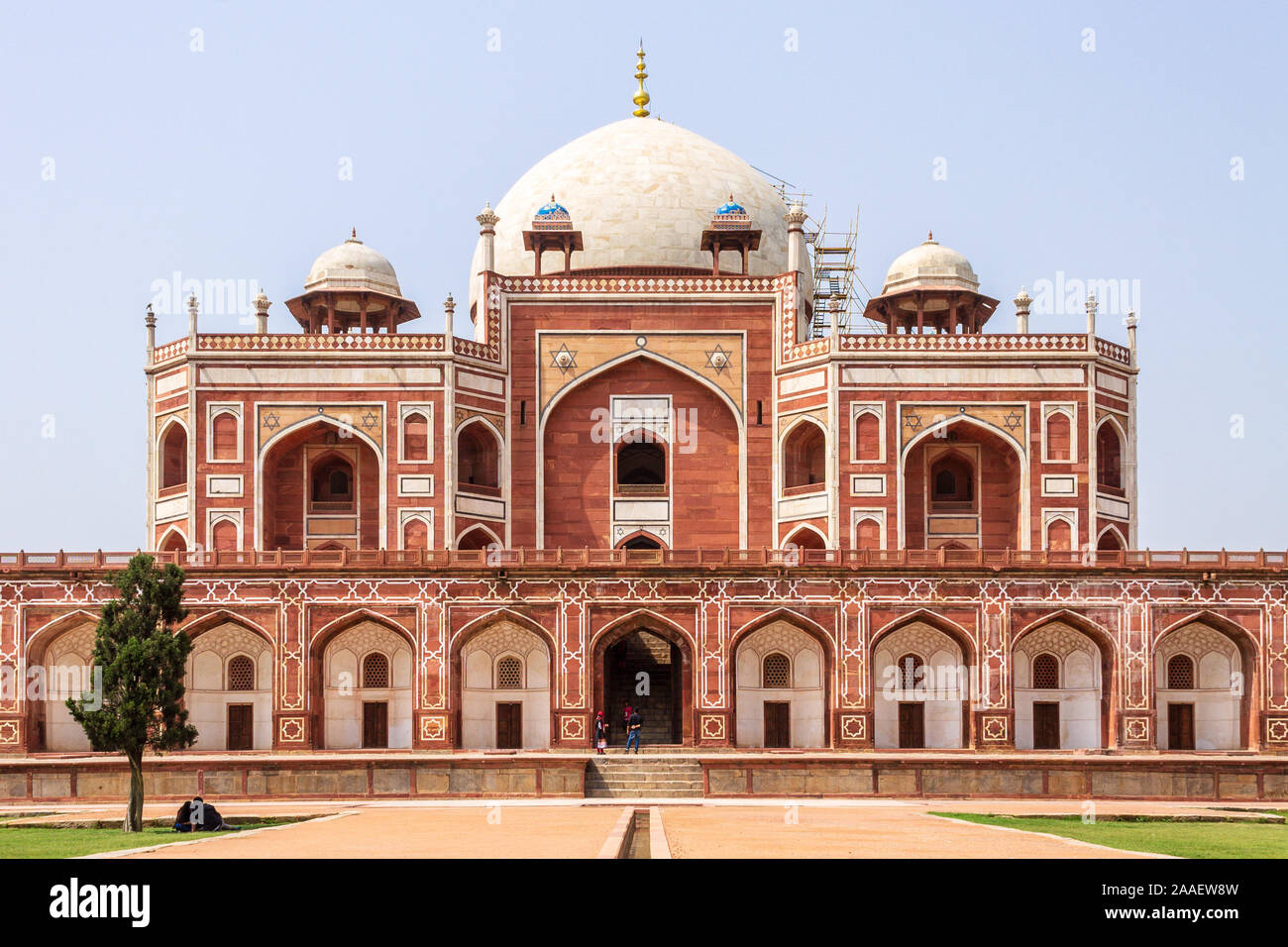 Main Building of Humayun's Tomb Complex with square, park and ...