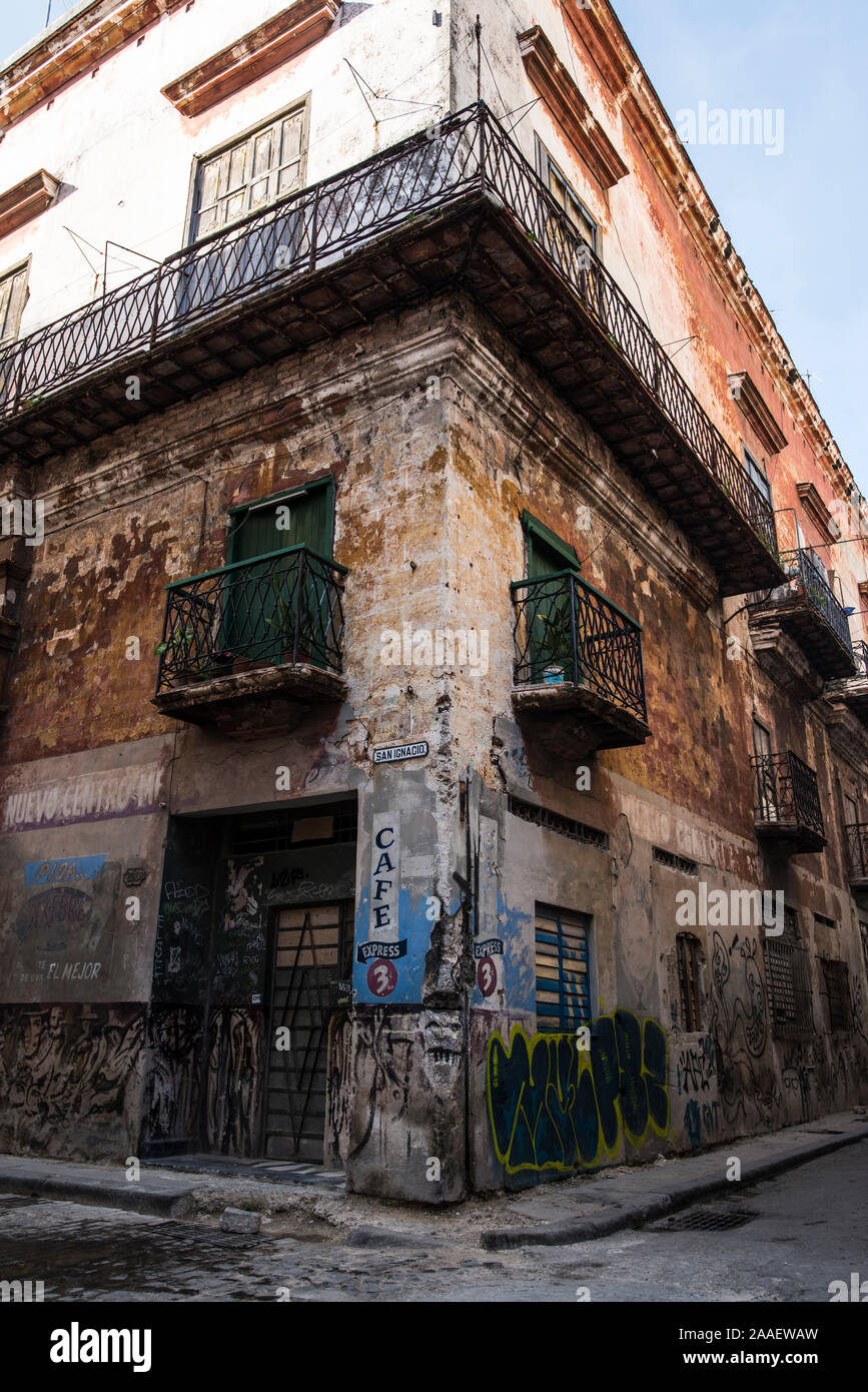 Shabby building in Old Havana Stock Photo - Alamy