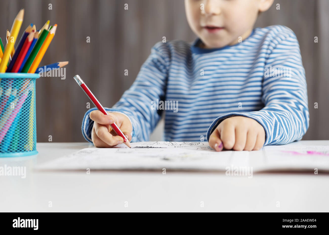 Little child at home drawing on the paper Stock Photo - Alamy