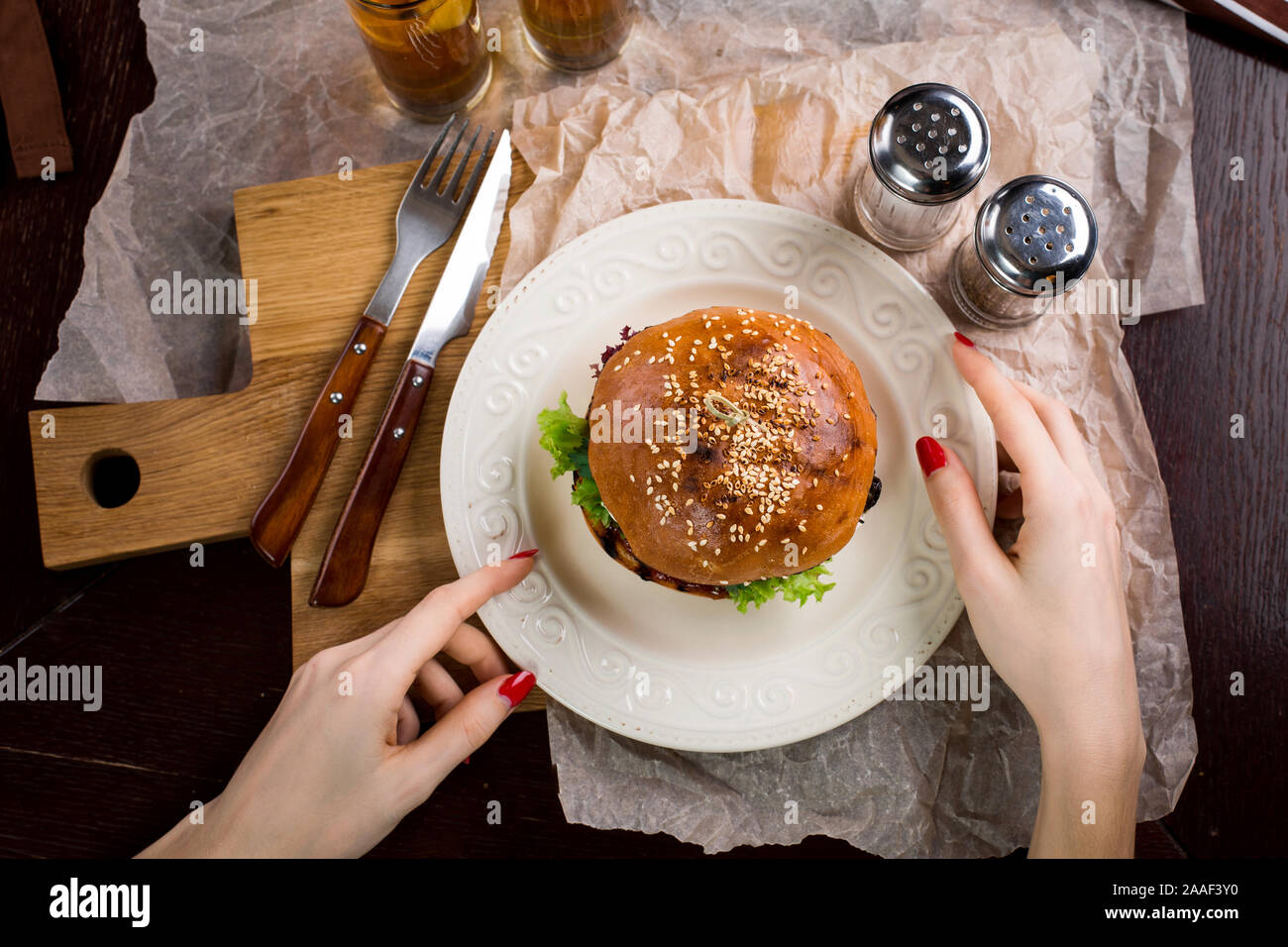 Person eating burger bbq hi-res stock photography and images - Alamy
