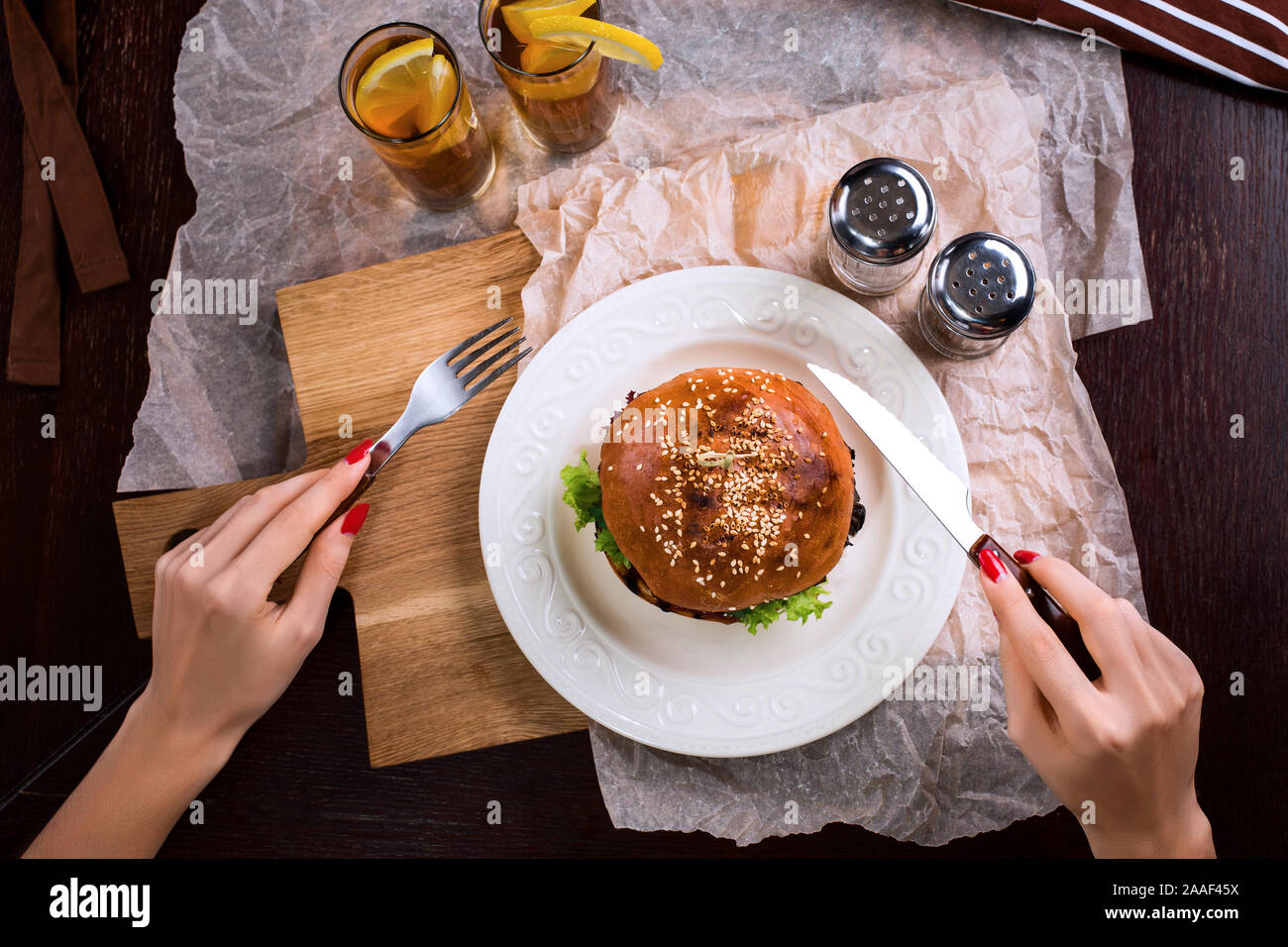 Person eating burger bbq hi-res stock photography and images - Alamy