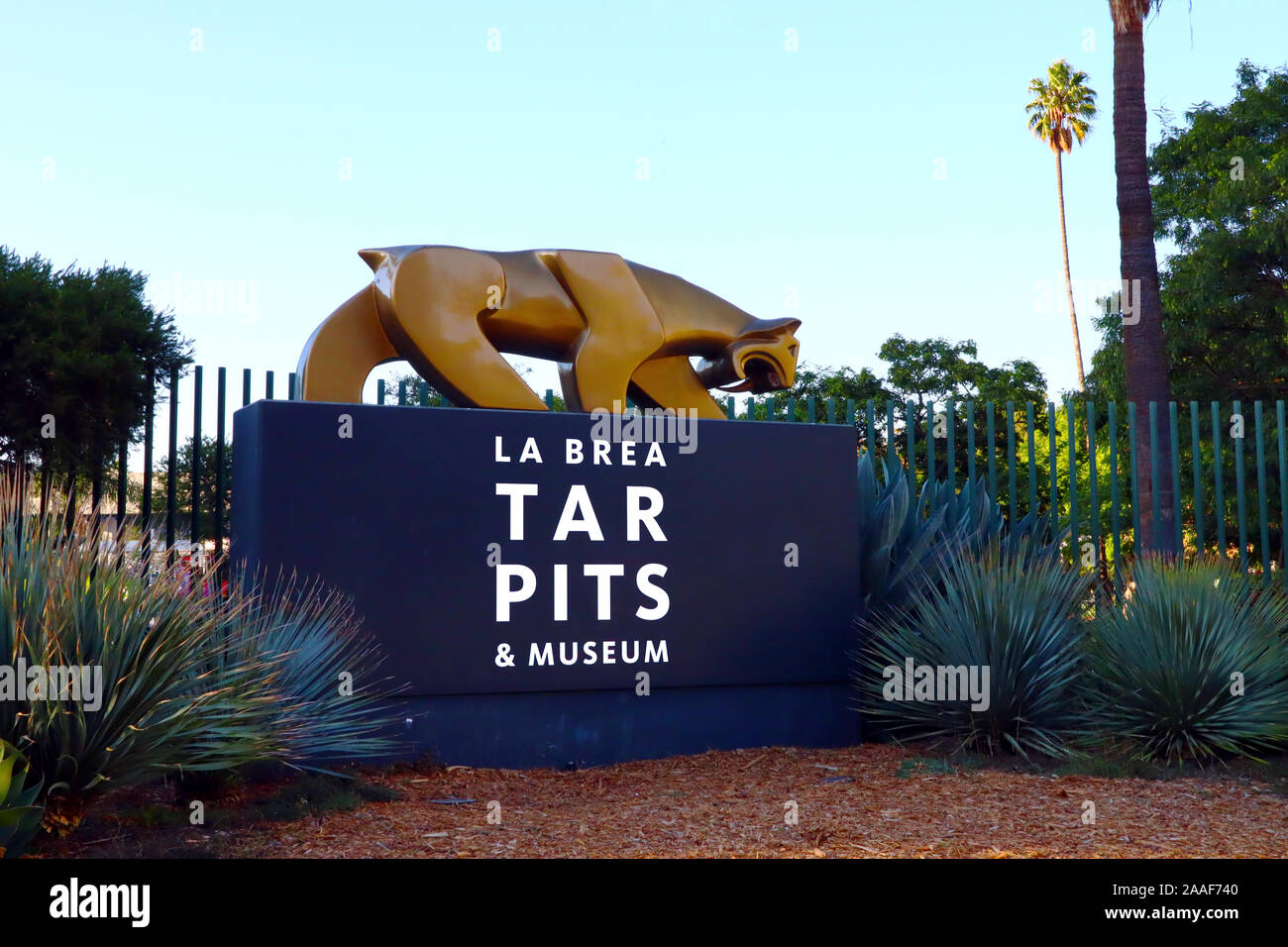 La brea tar pits sign hi-res stock photography and images - Alamy
