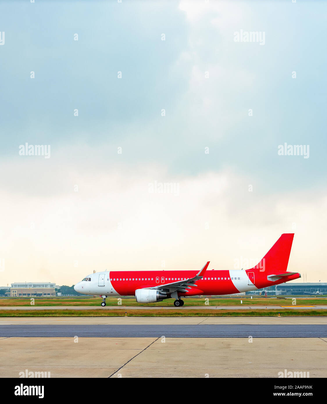 Red airplane hi-res stock photography and images - Alamy
