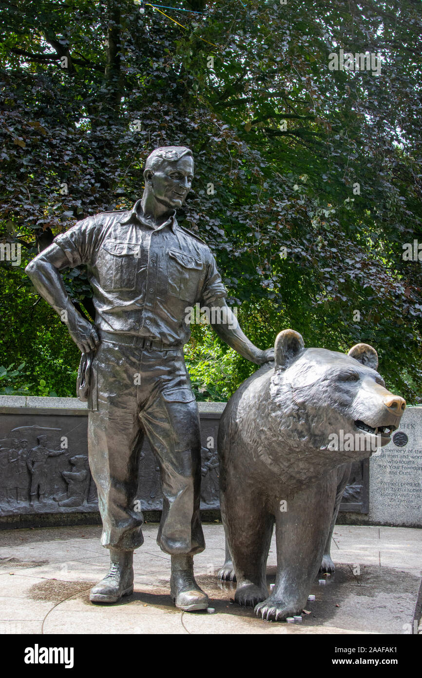 Statue of Wojtek war memorial, Princes Street Gardens, Edinburgh Stock ...