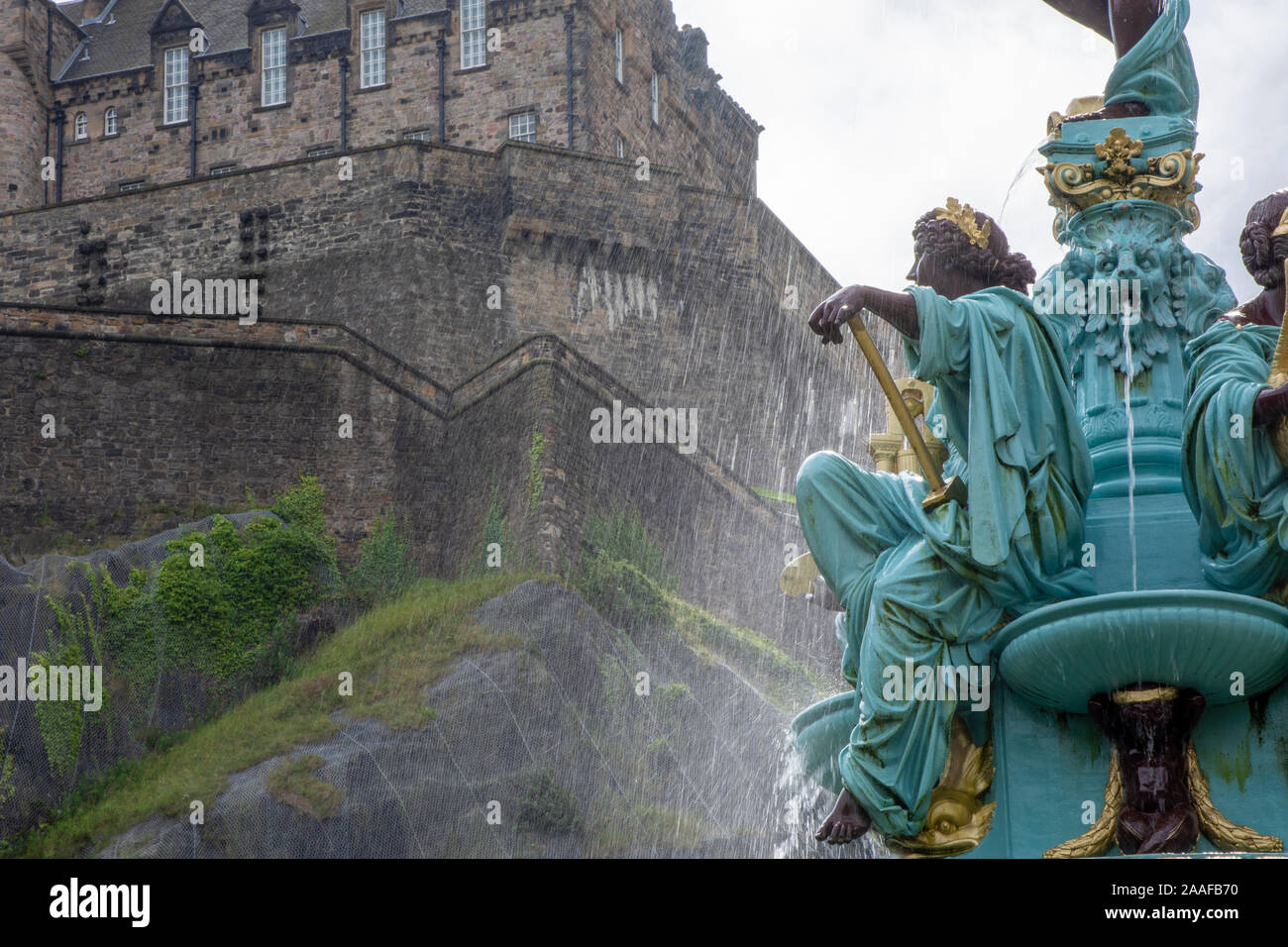 Edinburgh castle water fountain edinburgh hi-res stock photography and ...