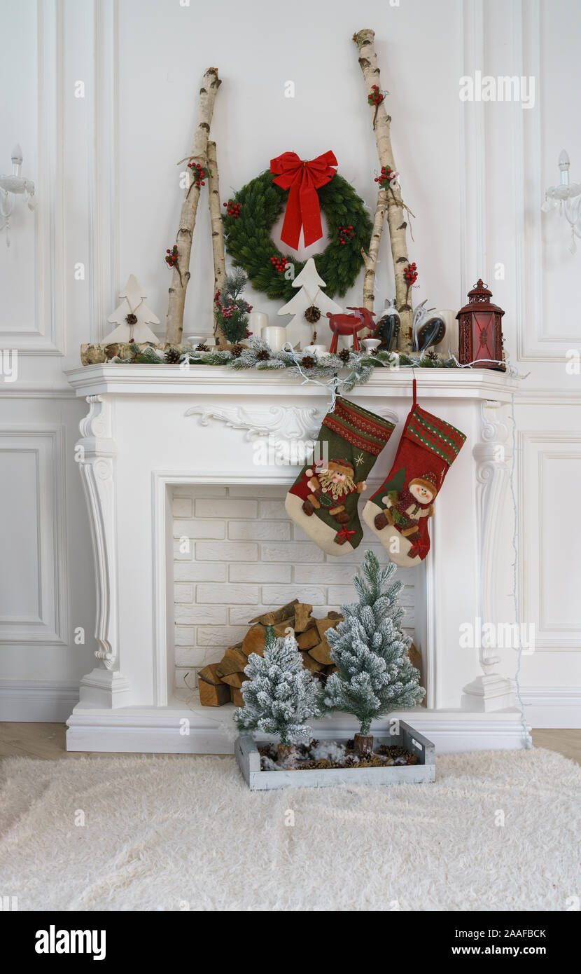 White christmas decor fireplace hi-res stock photography and images - Alamy