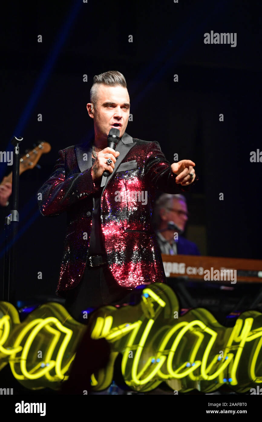 Robbie Williams surprises fans with a performance at the Hyde Park ...