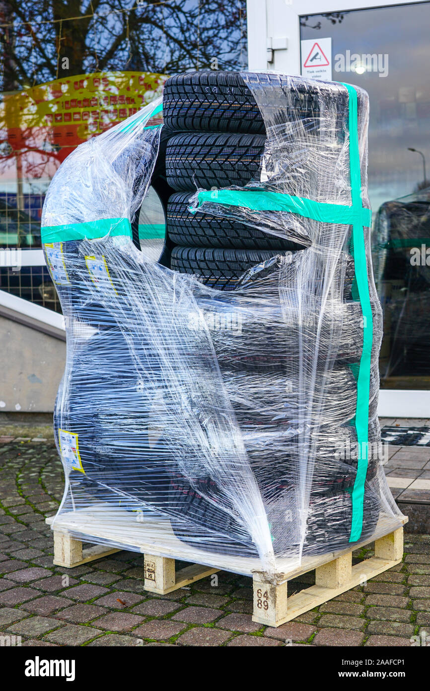 Pallet wrapped hi-res stock photography and images - Alamy