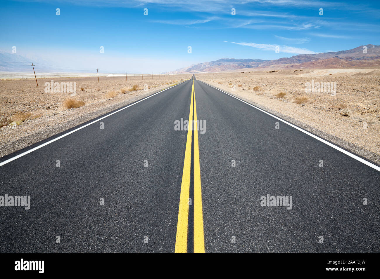 Desert empty road hi-res stock photography and images - Alamy