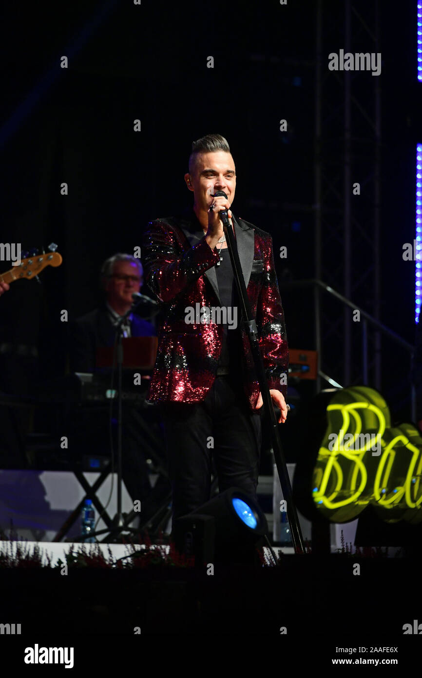 Robbie Williams surprises fans with a performance at the Hyde Park ...