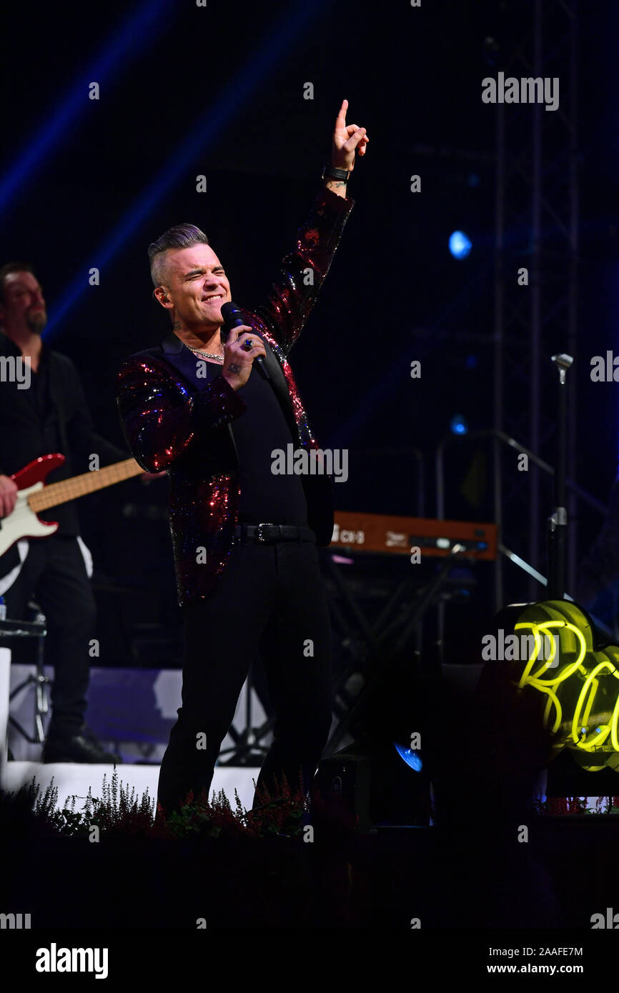 Robbie Williams surprises fans with a performance at the Hyde Park ...