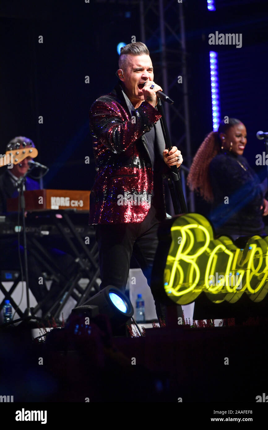 Robbie Williams surprises fans with a performance at the Hyde Park ...