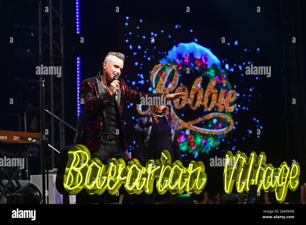 Robbie Williams surprises fans with a performance at the Hyde Park ...