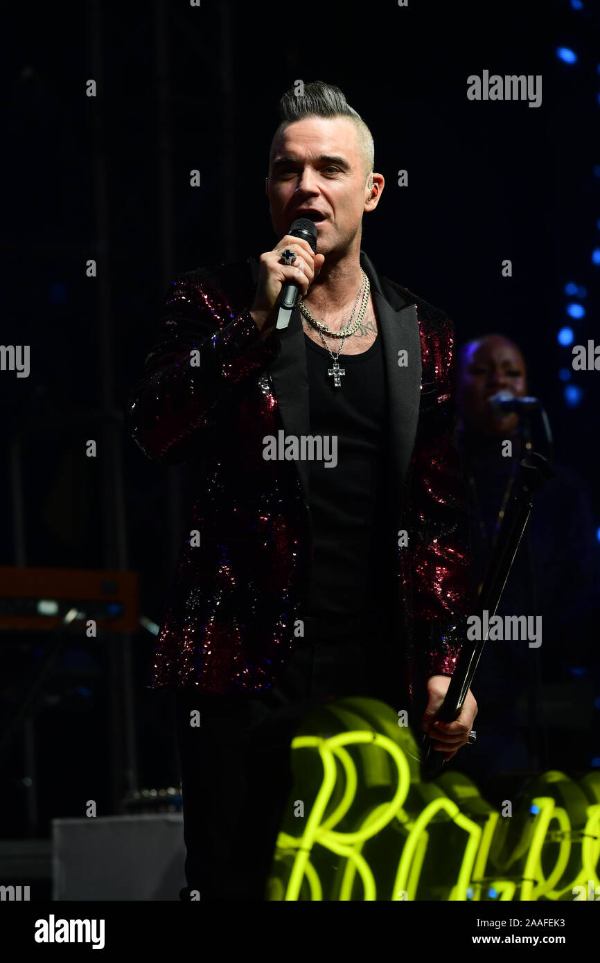 Robbie Williams surprises fans with a performance at the Hyde Park ...