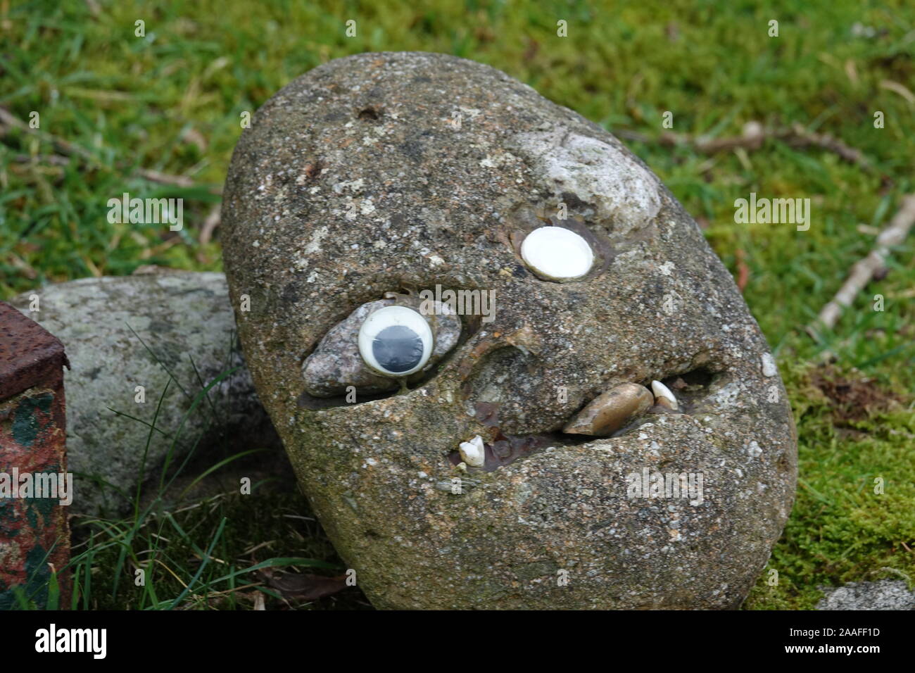 Pebble art face hi-res stock photography and images - Alamy